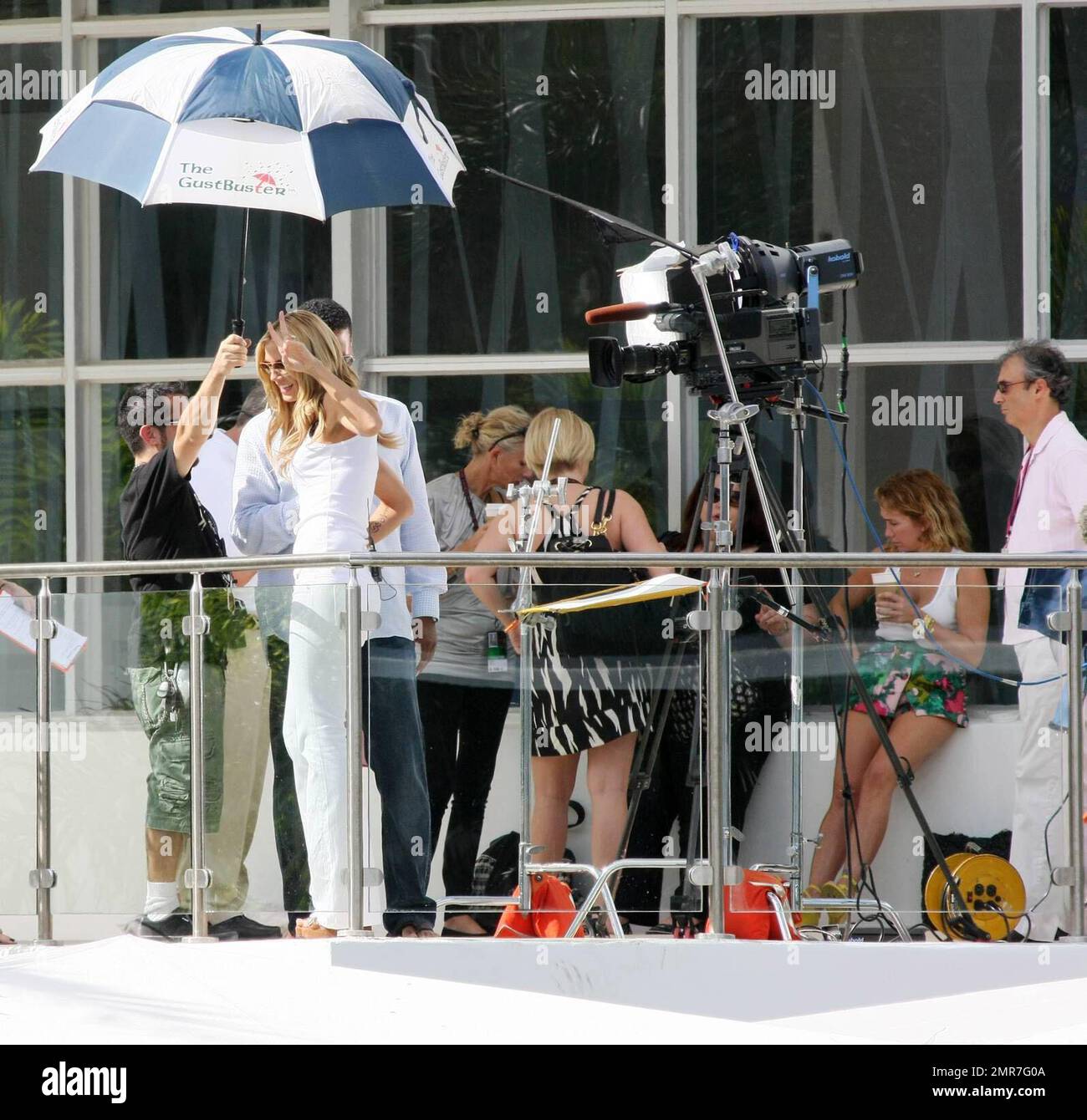 Das Supermodel Heidi Klum hat Spaß beim Tanzen und beim Fotoshooting ...