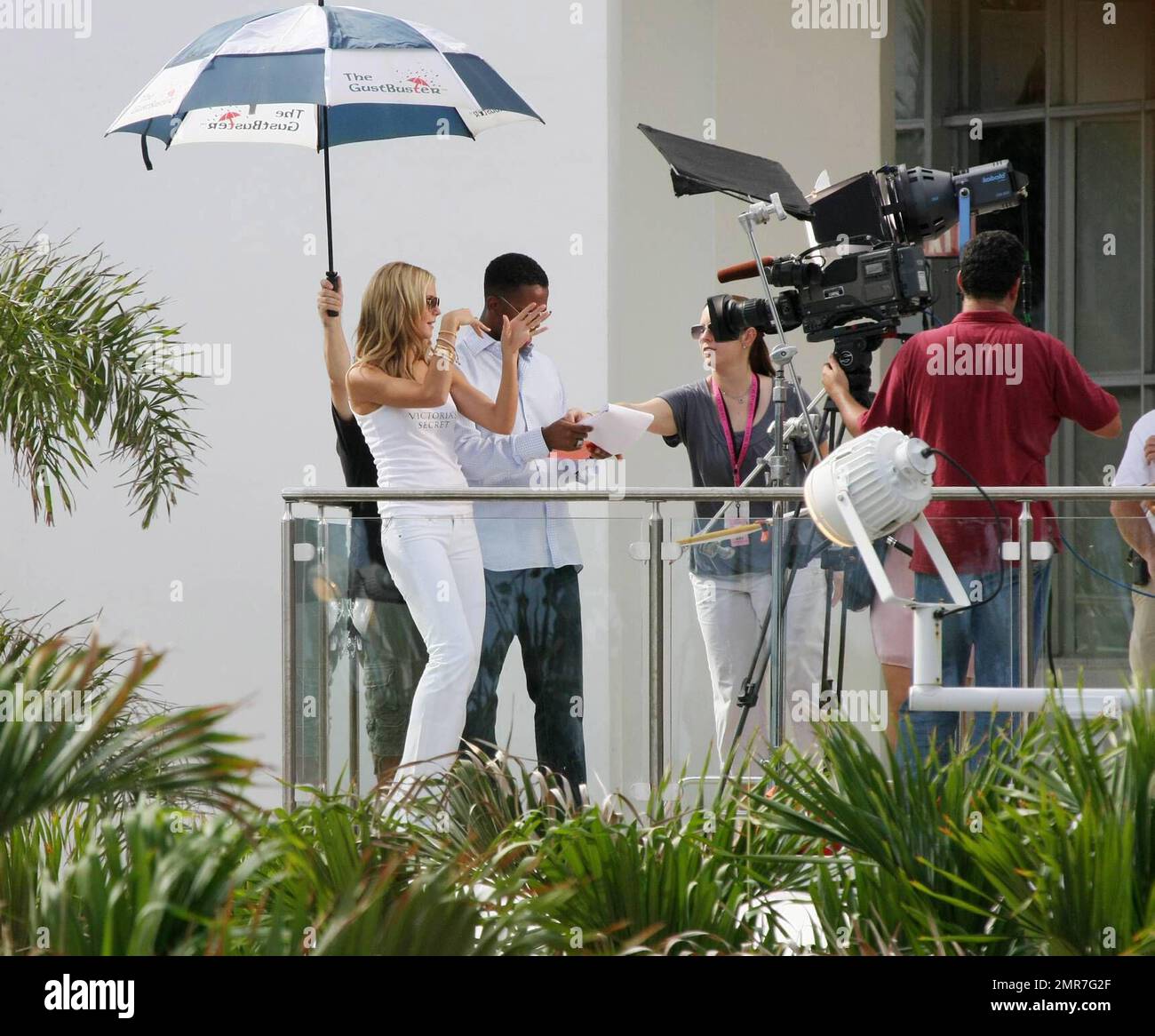Das Supermodel Heidi Klum hat Spaß beim Tanzen und beim Fotoshooting ...