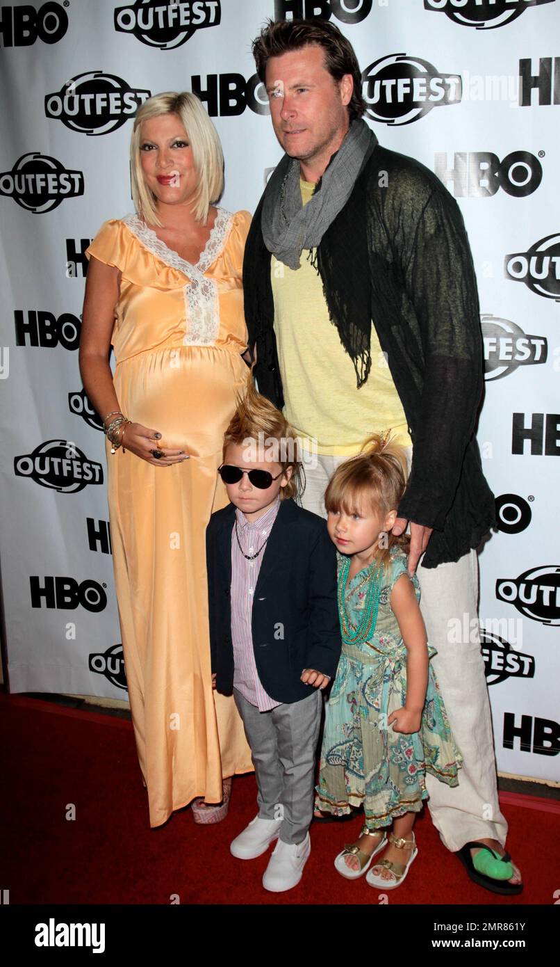 Schauspielerin Tori Spelling mit ihrem Mann Dean McDermott und den ...