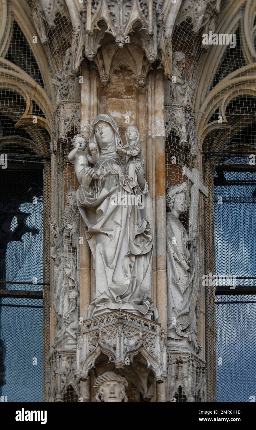 Ulmer Kathedrale, Anna Selbdritt von Niklaus Weckmann, Skulptur, Steinfigur von Anna mit Maria ...