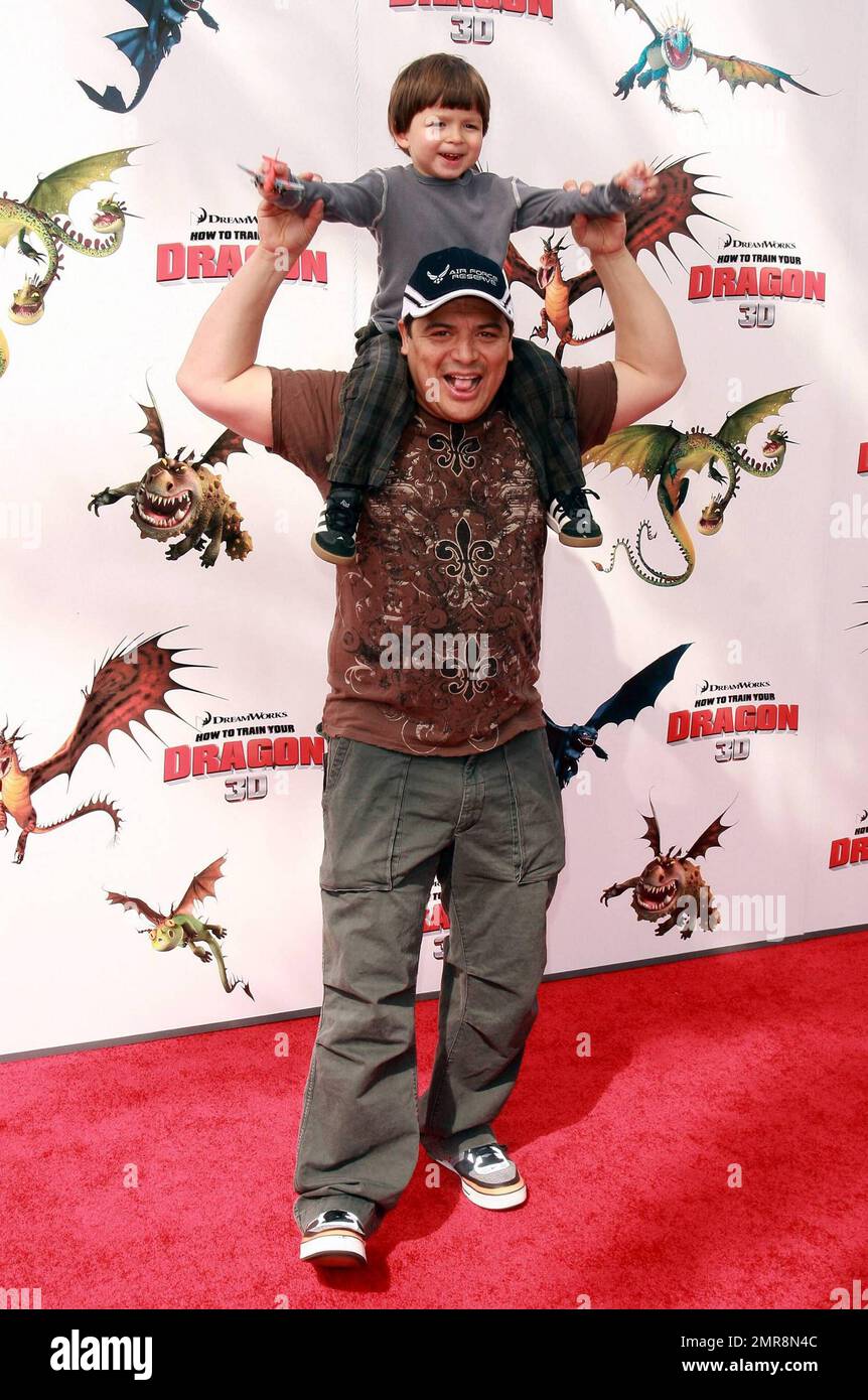 Carlos Mencia und Sohn Lucas bei der Premiere von How to Train Your ...