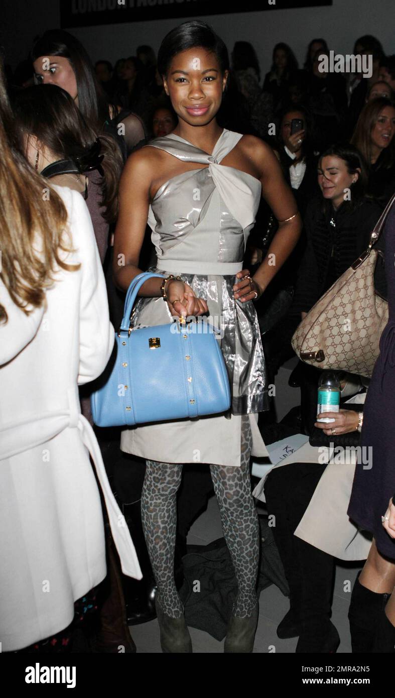 Tolula Adeyemi sitzt während der London Fashion Week in der ersten ...