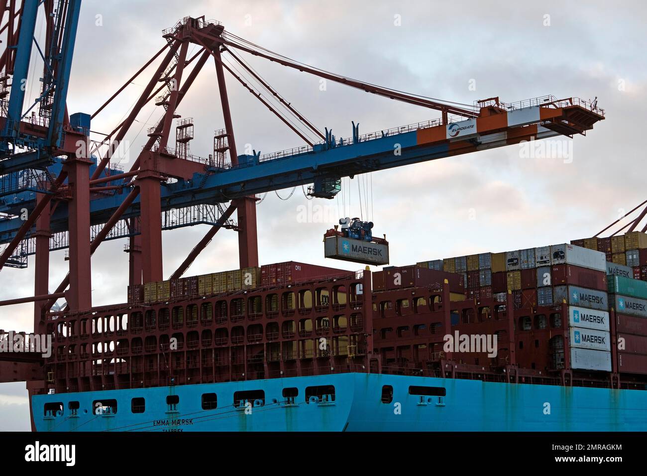 Containerschiff portalkran -Fotos und -Bildmaterial in hoher Auflösung ...