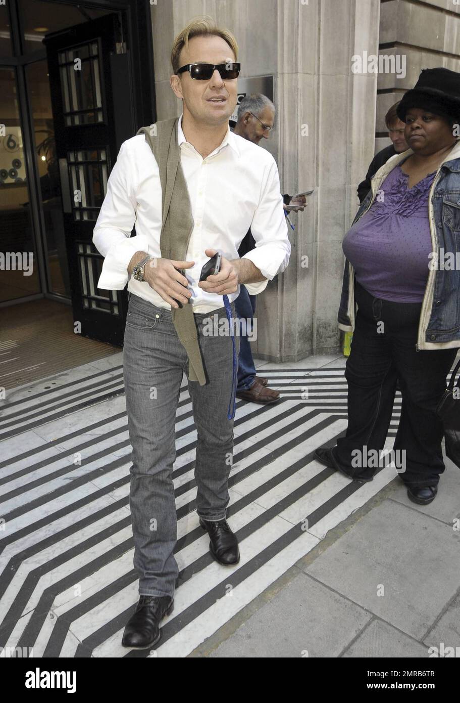 Schauspieler und Sänger Jason Donovan winkt zu den Kameras, als er BBC ...