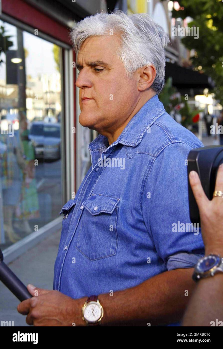 Jay Leno zeigt einem Passanten Fotos von einigen der weltweit ... Jay Leno zeigt einem Passanten Fotos von einigen der weltweit ...