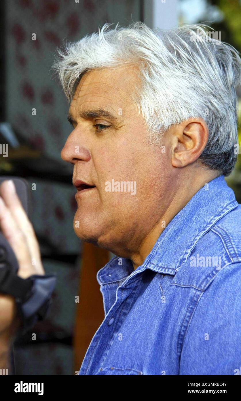 Jay Leno zeigt einem Passanten Fotos von einigen der weltweit ... Jay Leno zeigt einem Passanten Fotos von einigen der weltweit ...
