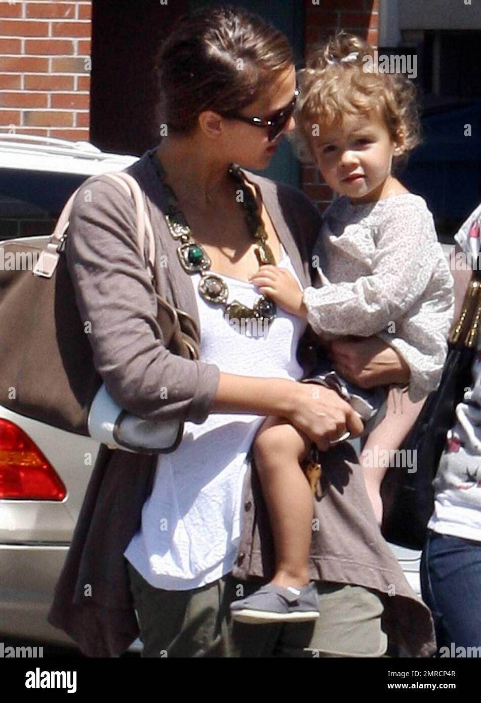 Schauspielerin Jessica Alba trägt die 2-jährige Tochter Honor Marie ...