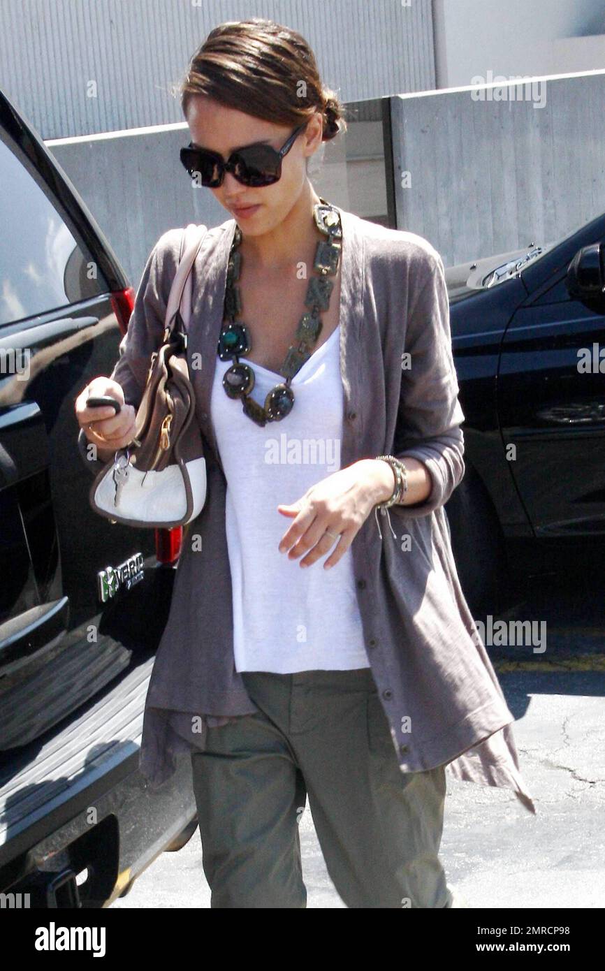 Schauspielerin Jessica Alba trägt die 2-jährige Tochter Honor Marie ...