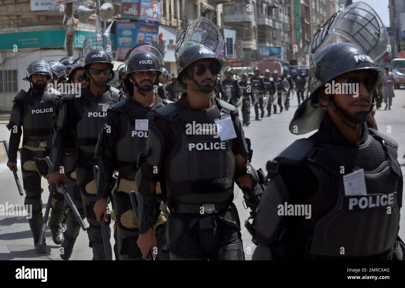 Pakistani riot police officers arrives to provide security to Shiite ...