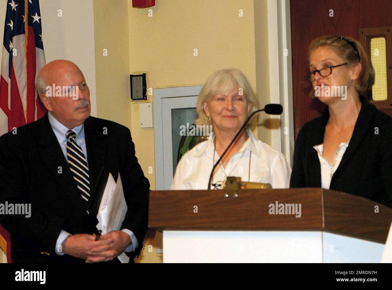 EXKLUSIV!! Joanne Woodward und ihre Tochter Melissa sprechen vor dem ...