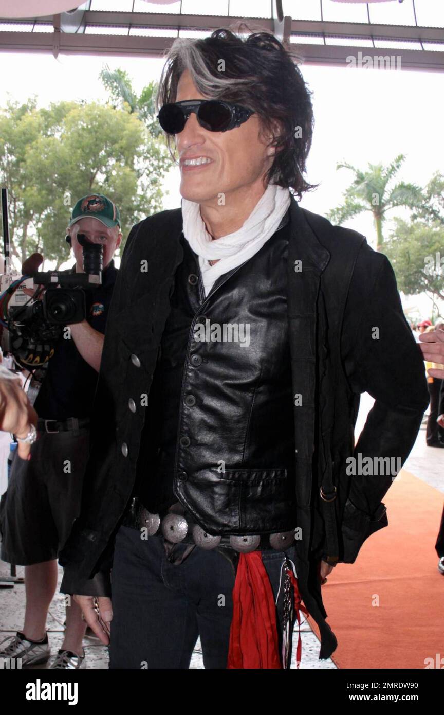 Der legendäre Lead-Gitarrist und Mitbegründer von Aerosmith Joe Perry ...