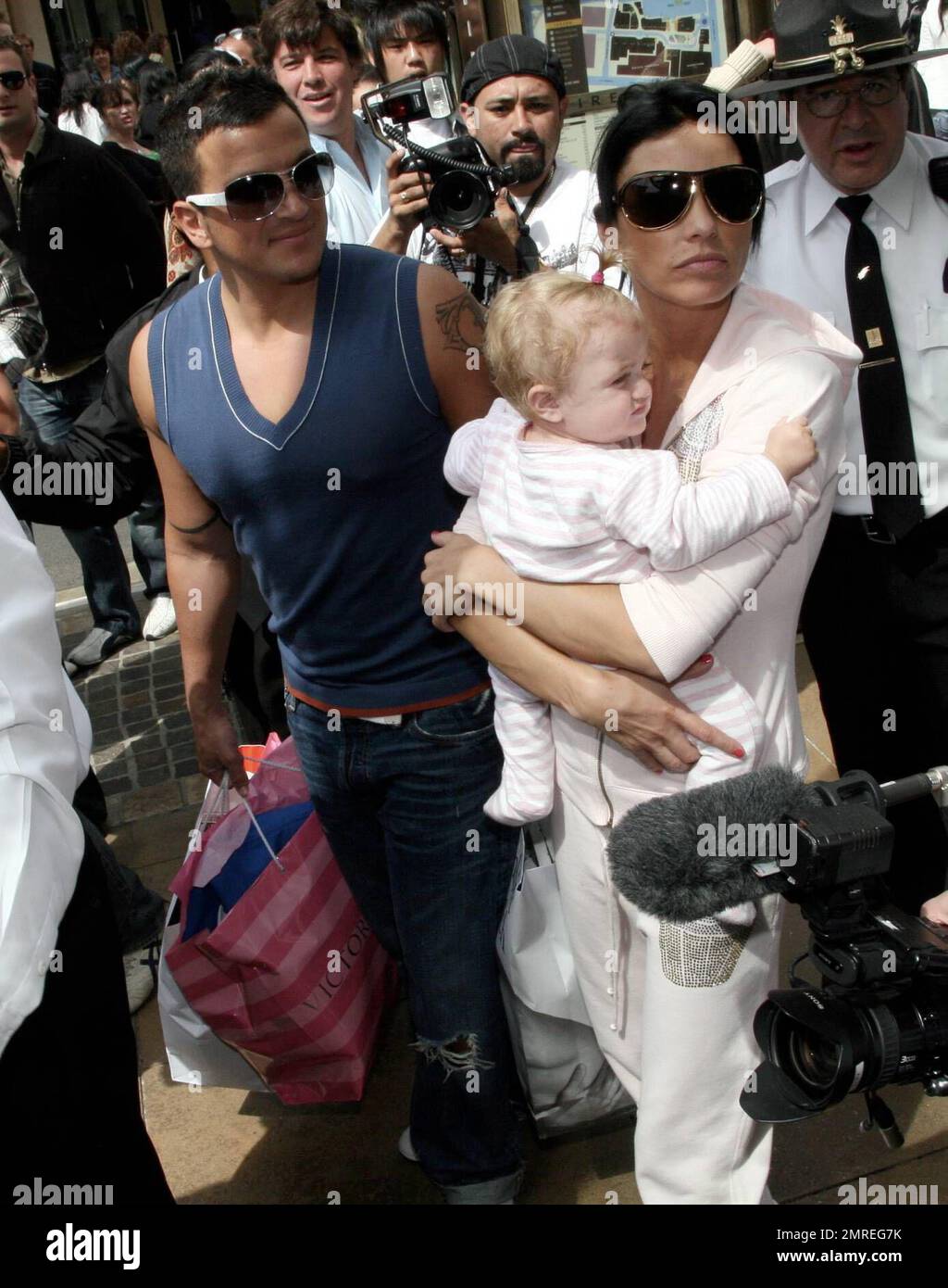 Jordan, Ehemann Peter Andre und zwei der drei Kinder des Paares haben ...