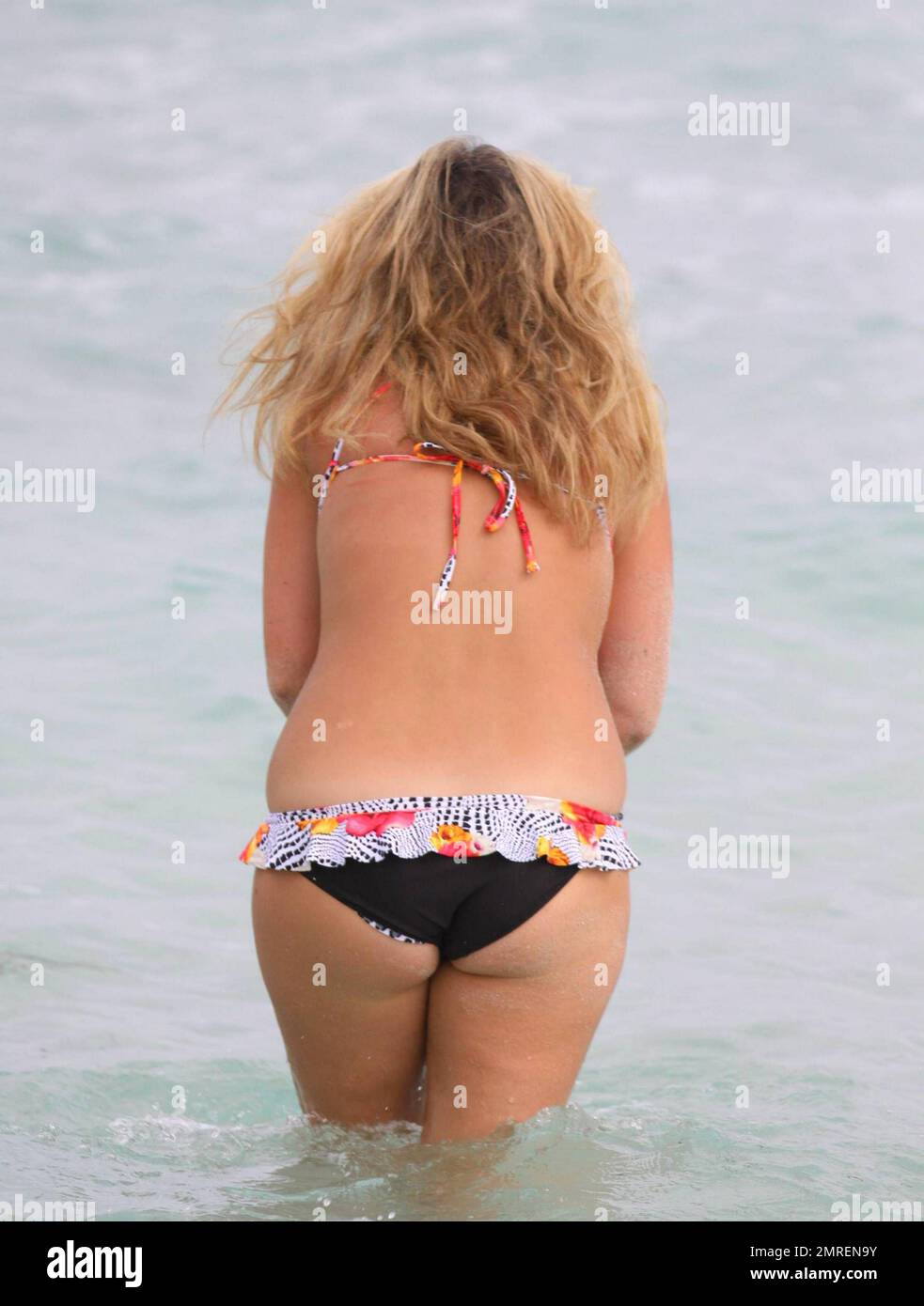 EXKLUSIV!! Josie Goldberg wurde heute am Strand gesehen, um ihre Bräune aufzufüllen und ihre ...