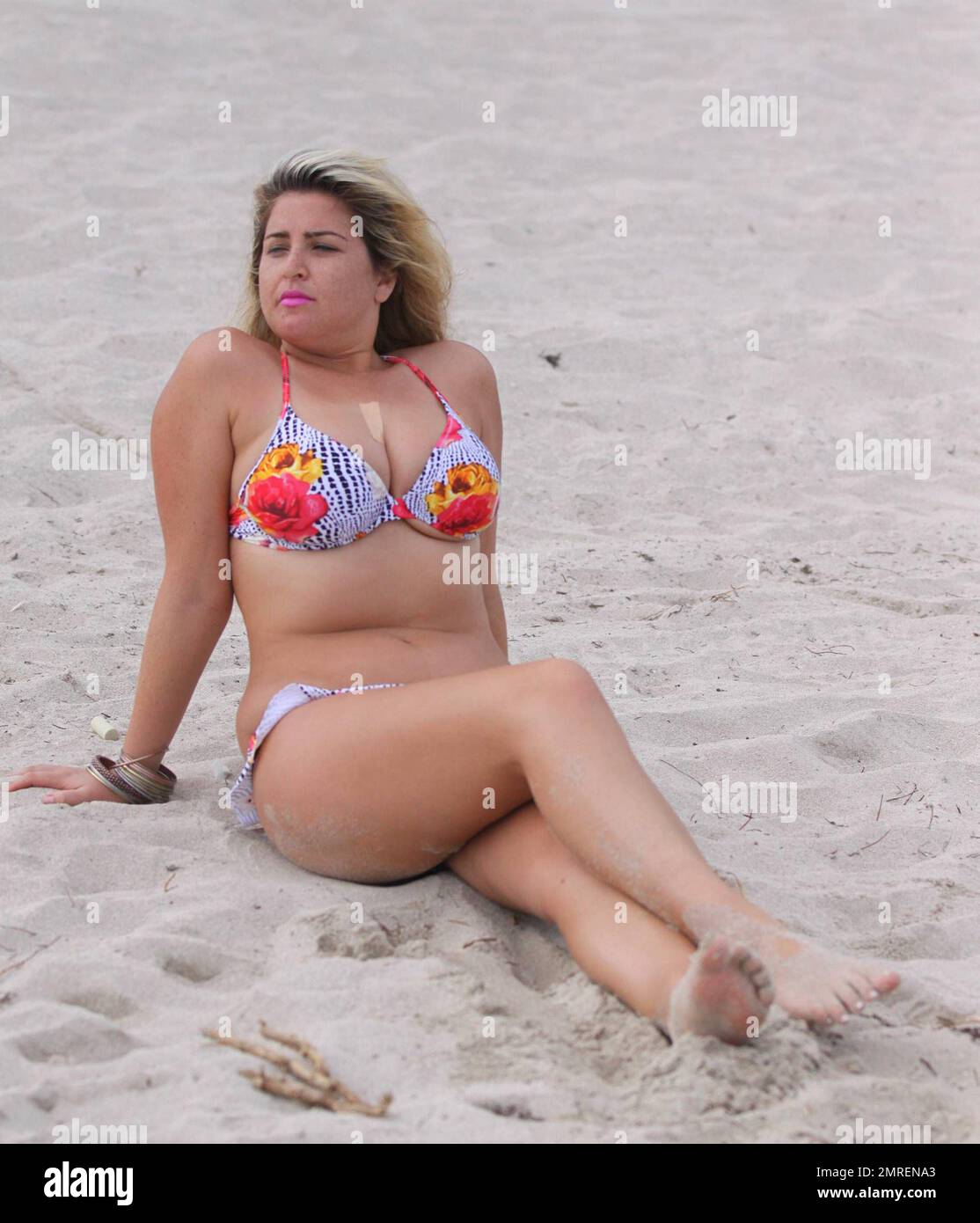 EXKLUSIV!! Josie Goldberg wurde heute am Strand gesehen, um ihre Bräune aufzufüllen und ihre ...