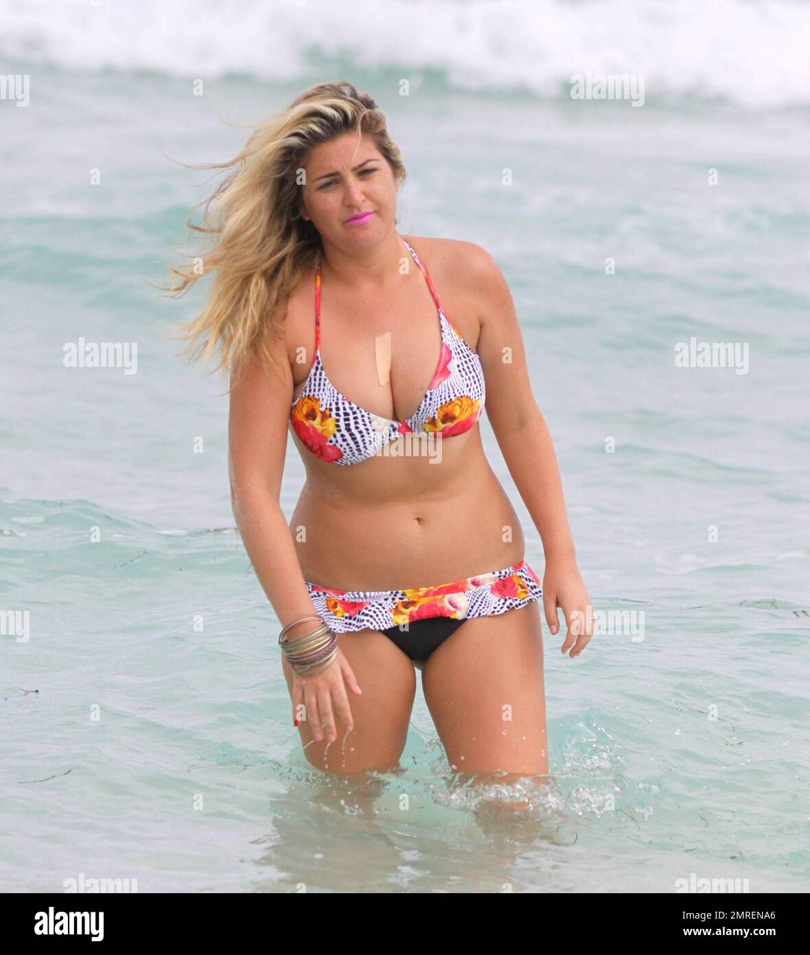 EXKLUSIV!! Josie Goldberg wurde heute am Strand gesehen, um ihre Bräune aufzufüllen und ihre ...