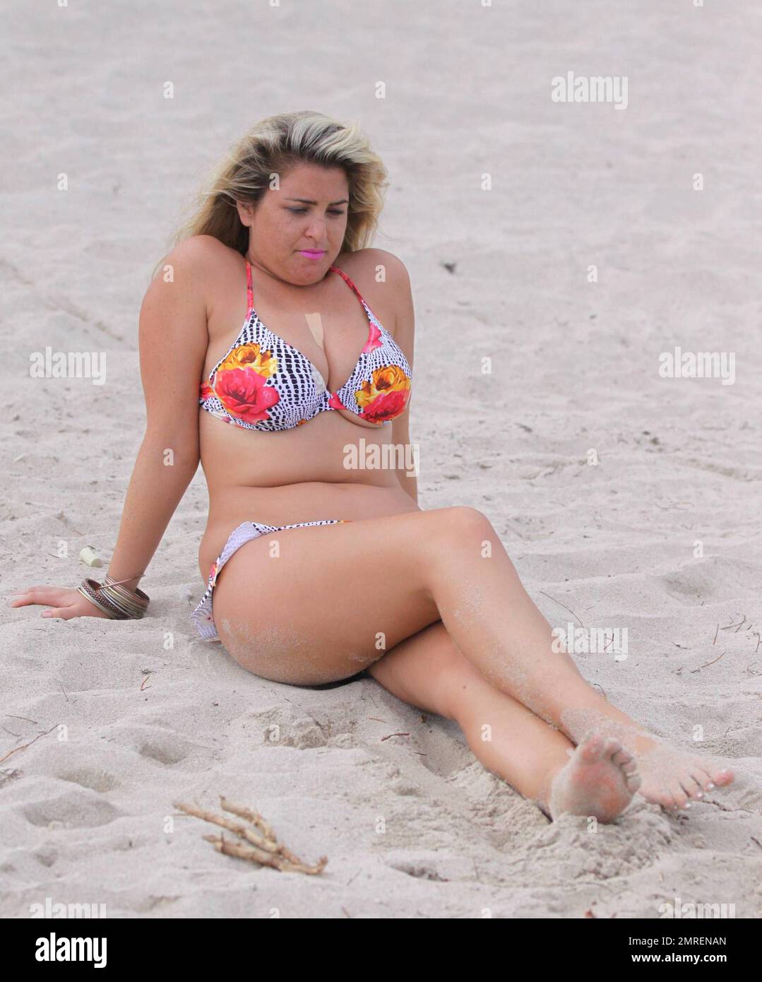 EXKLUSIV!! Josie Goldberg wurde heute am Strand gesehen, um ihre Bräune aufzufüllen und ihre ...