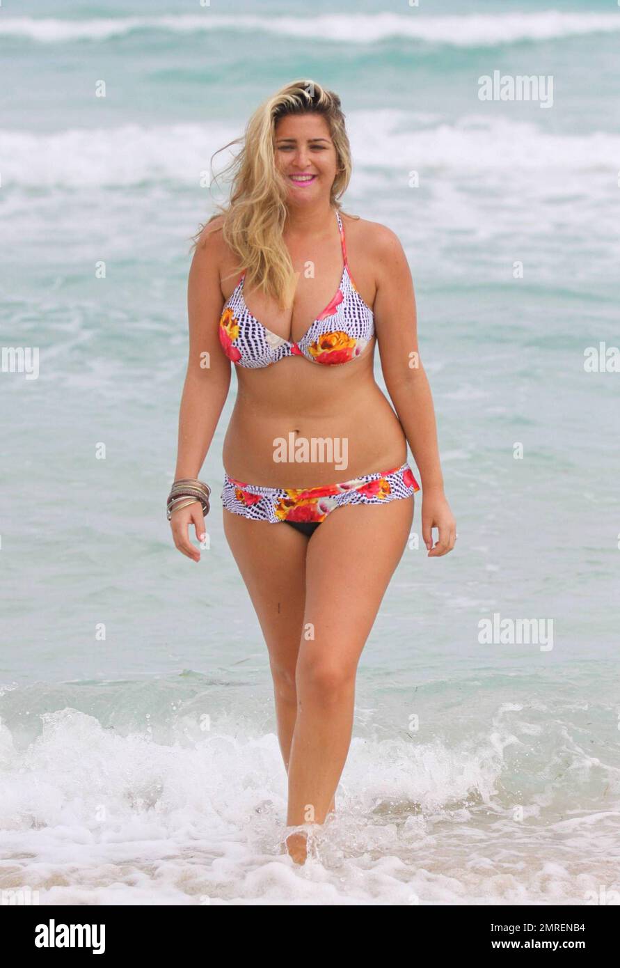 EXKLUSIV!! Josie Goldberg wurde heute am Strand gesehen, um ihre Bräune aufzufüllen und ihre ...