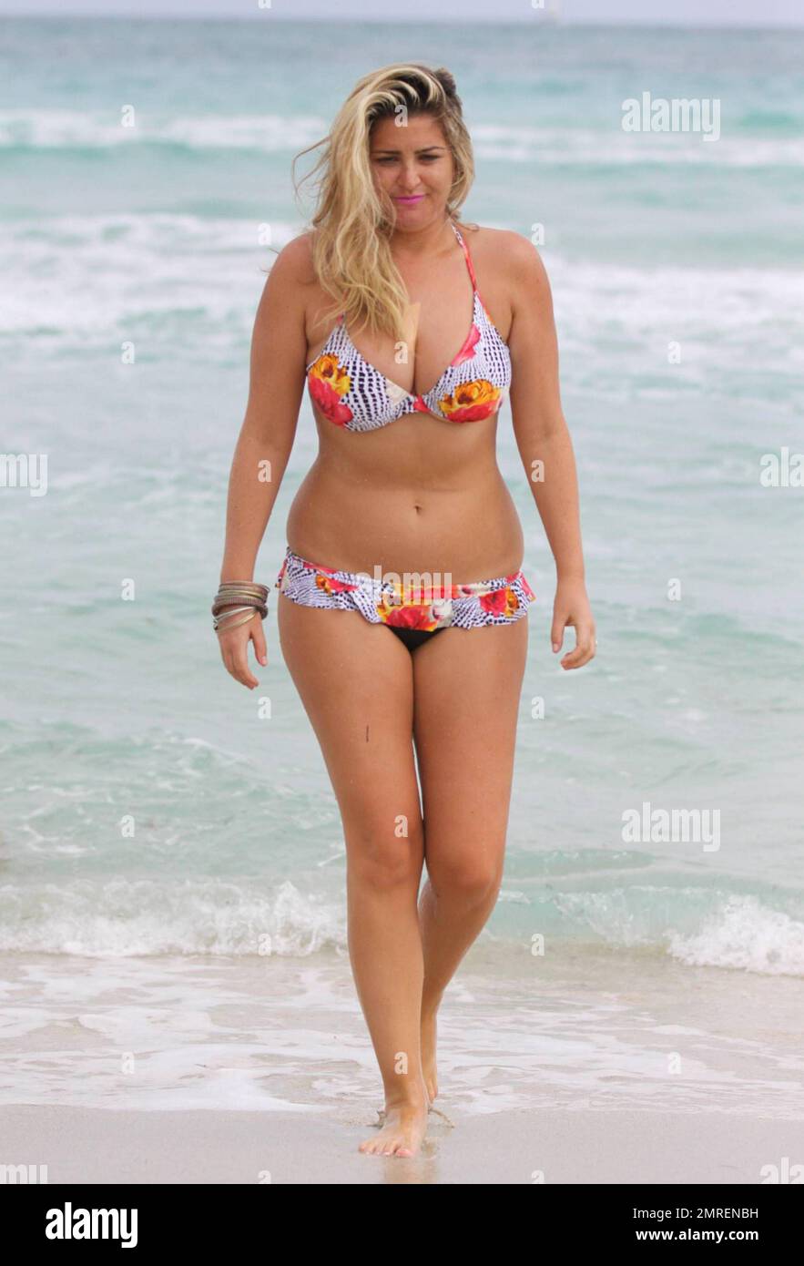 EXKLUSIV!! Josie Goldberg wurde heute am Strand gesehen, um ihre Bräune aufzufüllen und ihre ...