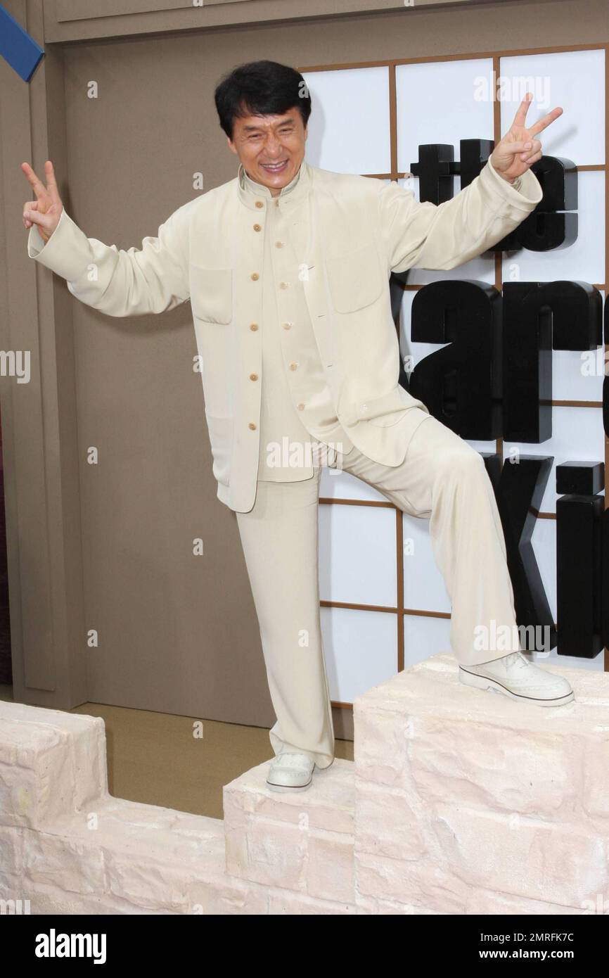 Jackie Chan läuft auf dem roten Teppich und posiert auf einer Requisite ...