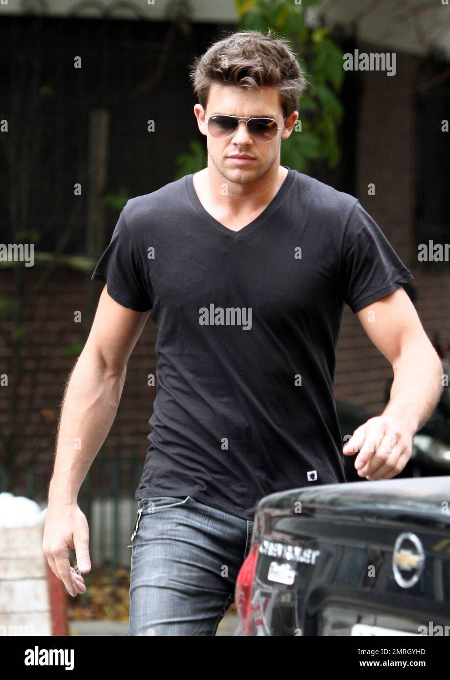 Nach der Ankunft mit einem Flug aus Großbritannien verbrachte Modell ...