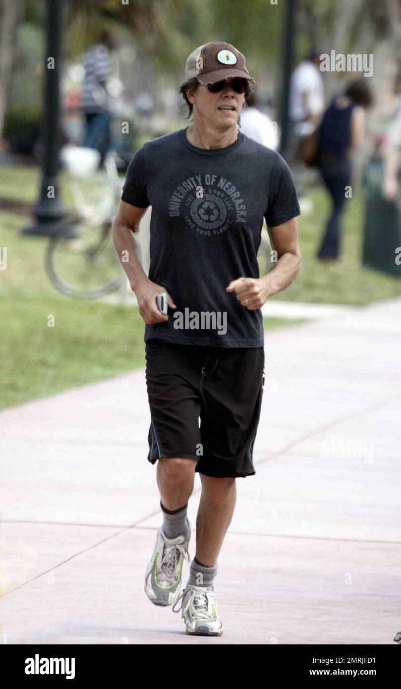 Der Schauspieler Kevin Bacon joggt am Strand von Miamis angesagtem ...