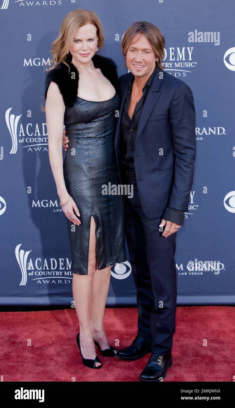 Nicole Kidman trägt ein enges schwarzes Lederkleid mit einem ...