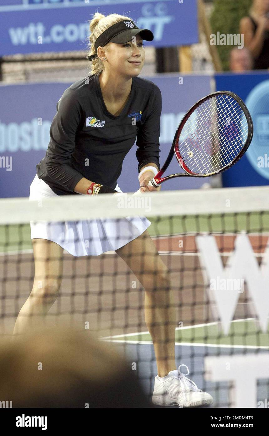 Anna Kournikova spielt im Doppel-Spiel der Frauen mit dem St. Louis ...