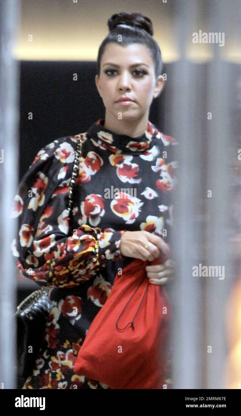Kourtney Kardashian verlässt die Vera Wang Boutique nach einer Anprobe ... Kourtney Kardashian verlässt die Vera Wang Boutique nach einer Anprobe ...