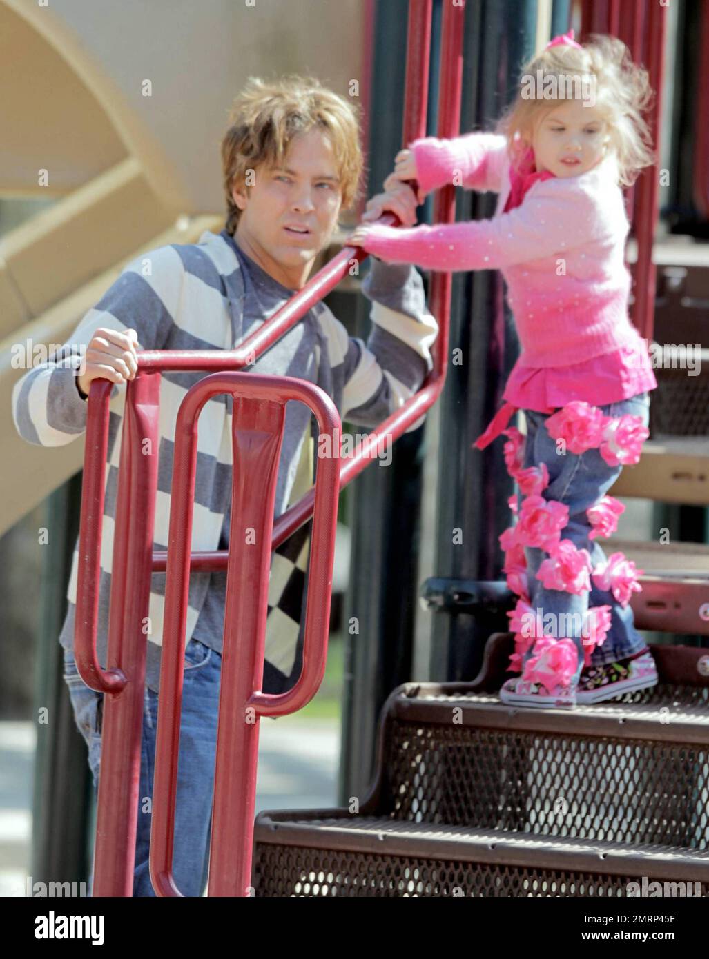 Der stolze Papa Larry Birkhead nimmt seine Tochter Dannielynn mit in ...