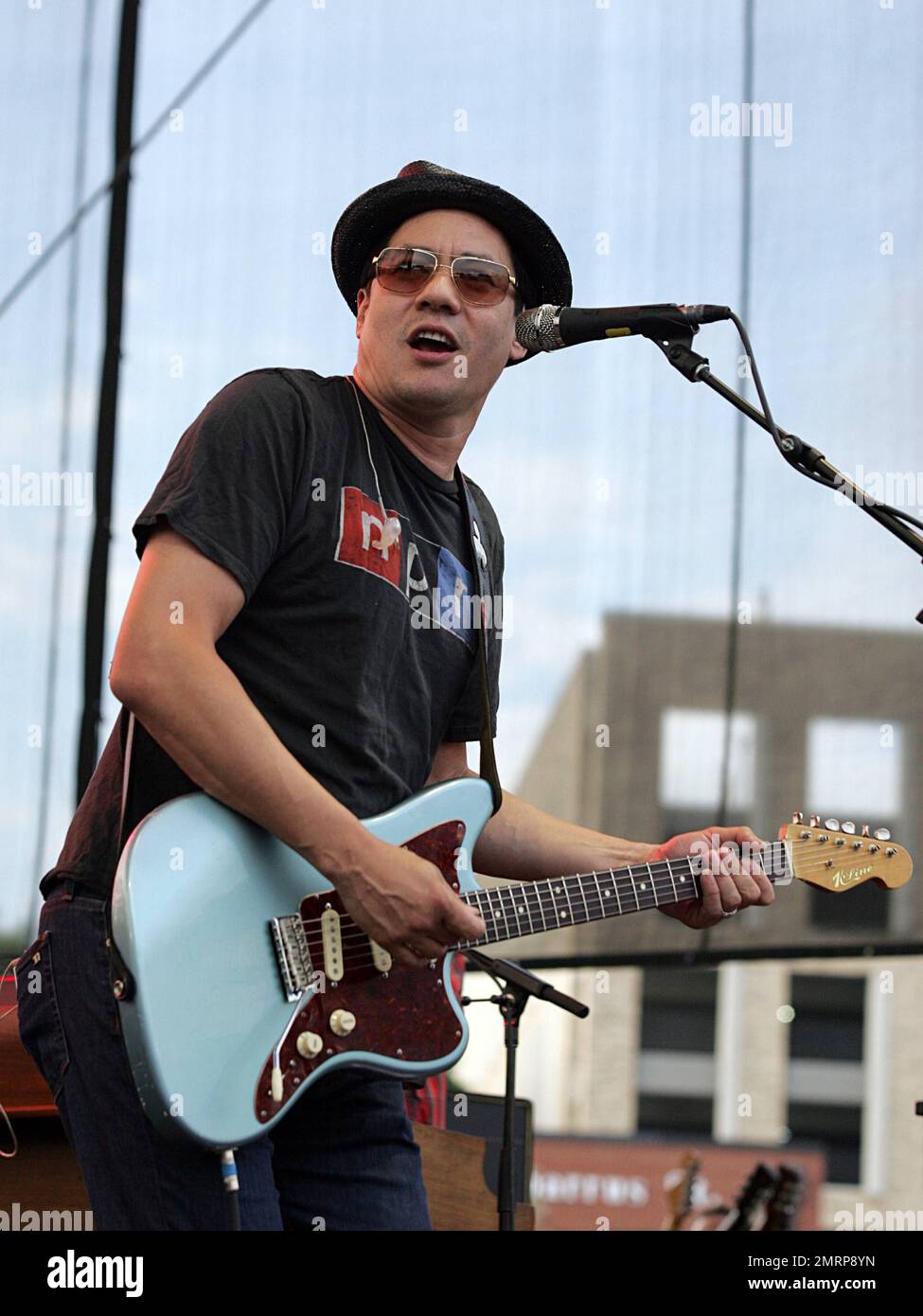 Todd Park Mohr von „Big Head Todd and the Monsters“ spielt live in ...