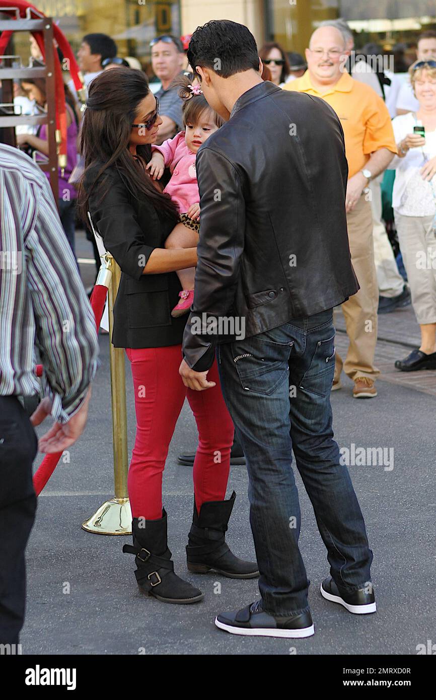 „Extra“ Gastgeber Mario Lopez macht eine Pause von der Aufnahme der Show im Grove, um etwas Zeit ...