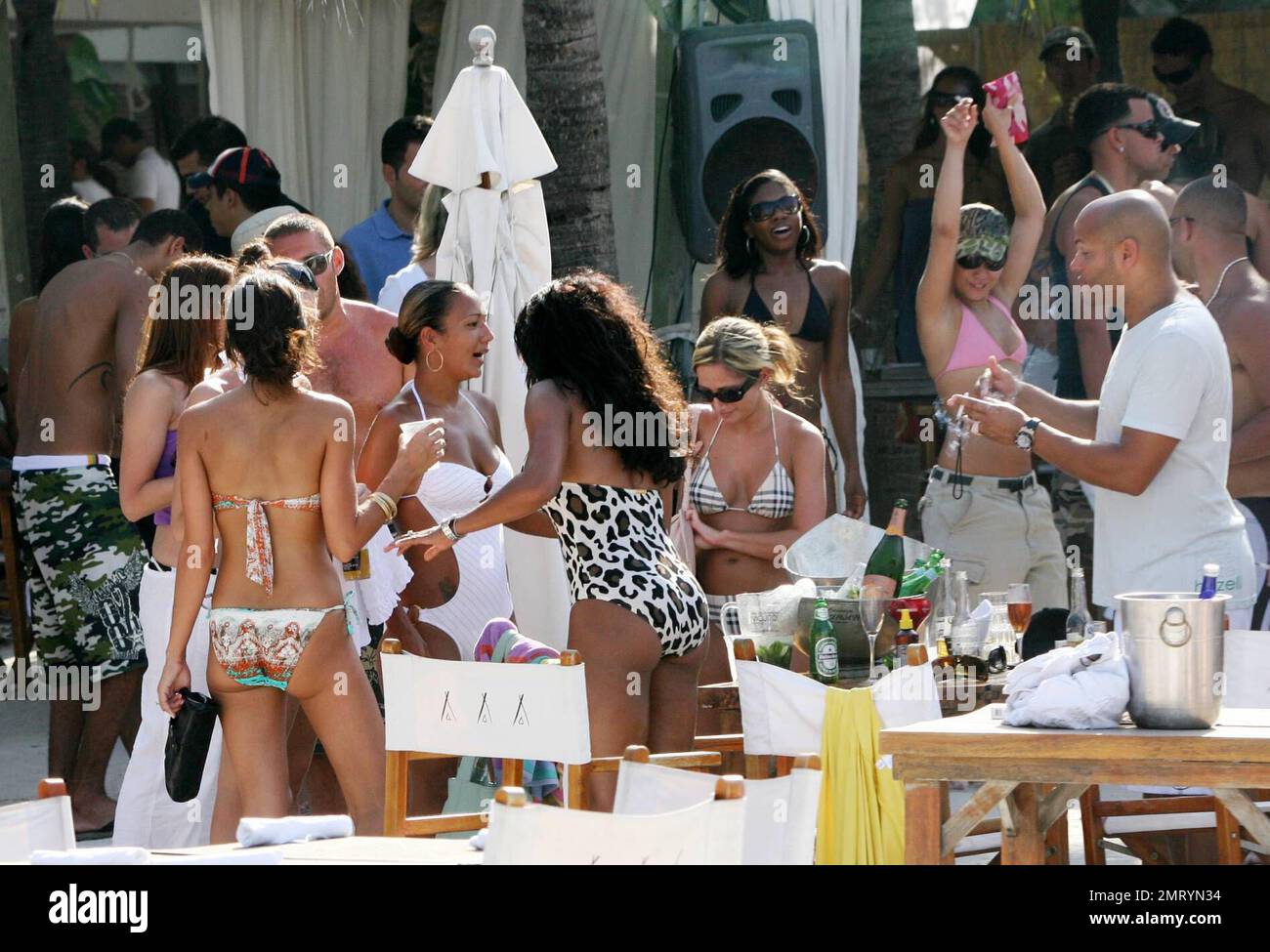 Mel B und sein Freund Stephen Belafonte verlassen ihr Luxushotel, um in einen beliebten Miami ...