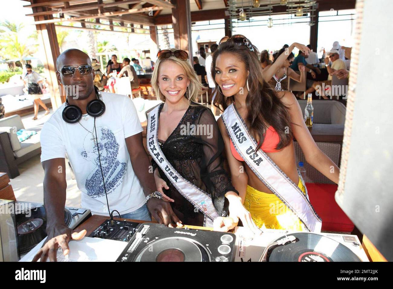 Exklusiv!! Miss Texas Brooke Daniels und Miss USA Crystle Stewart helfen DJ Frank Delour am DJ ...