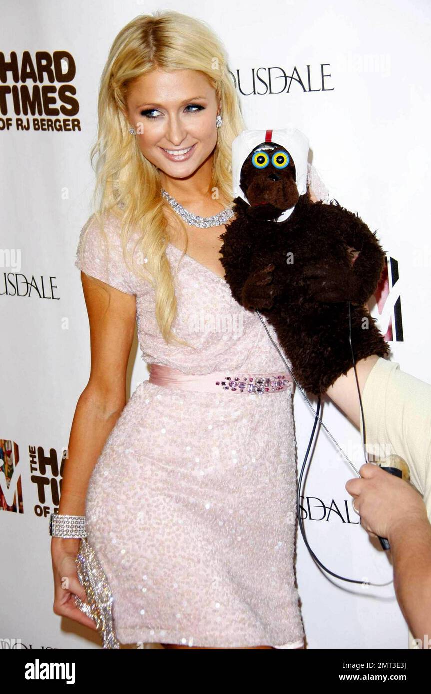 Paris Hilton posiert mit Warren, der Ape-Marionette, auf der Launch ...