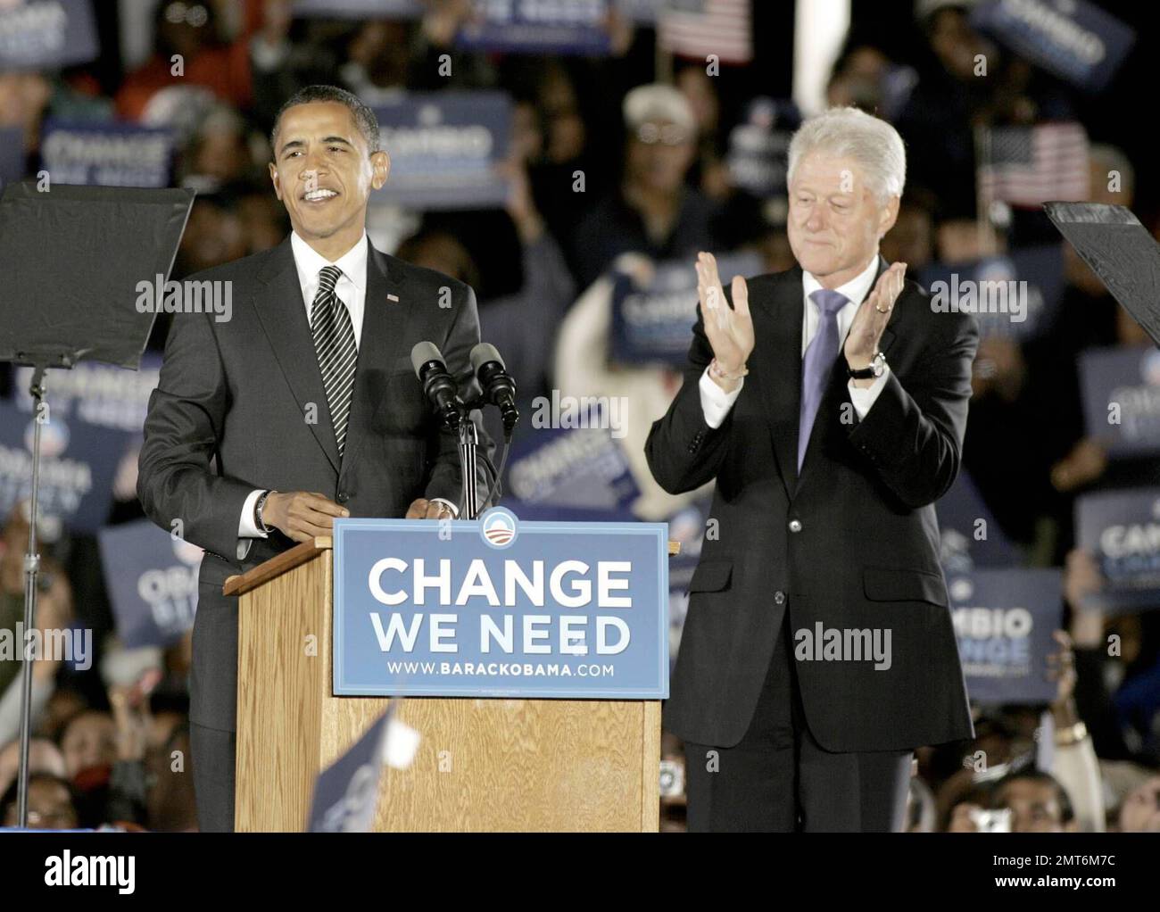 Barack Obama wird von Präsident Bill Clinton und Schauspieler Jimmy Smits bei einer ...