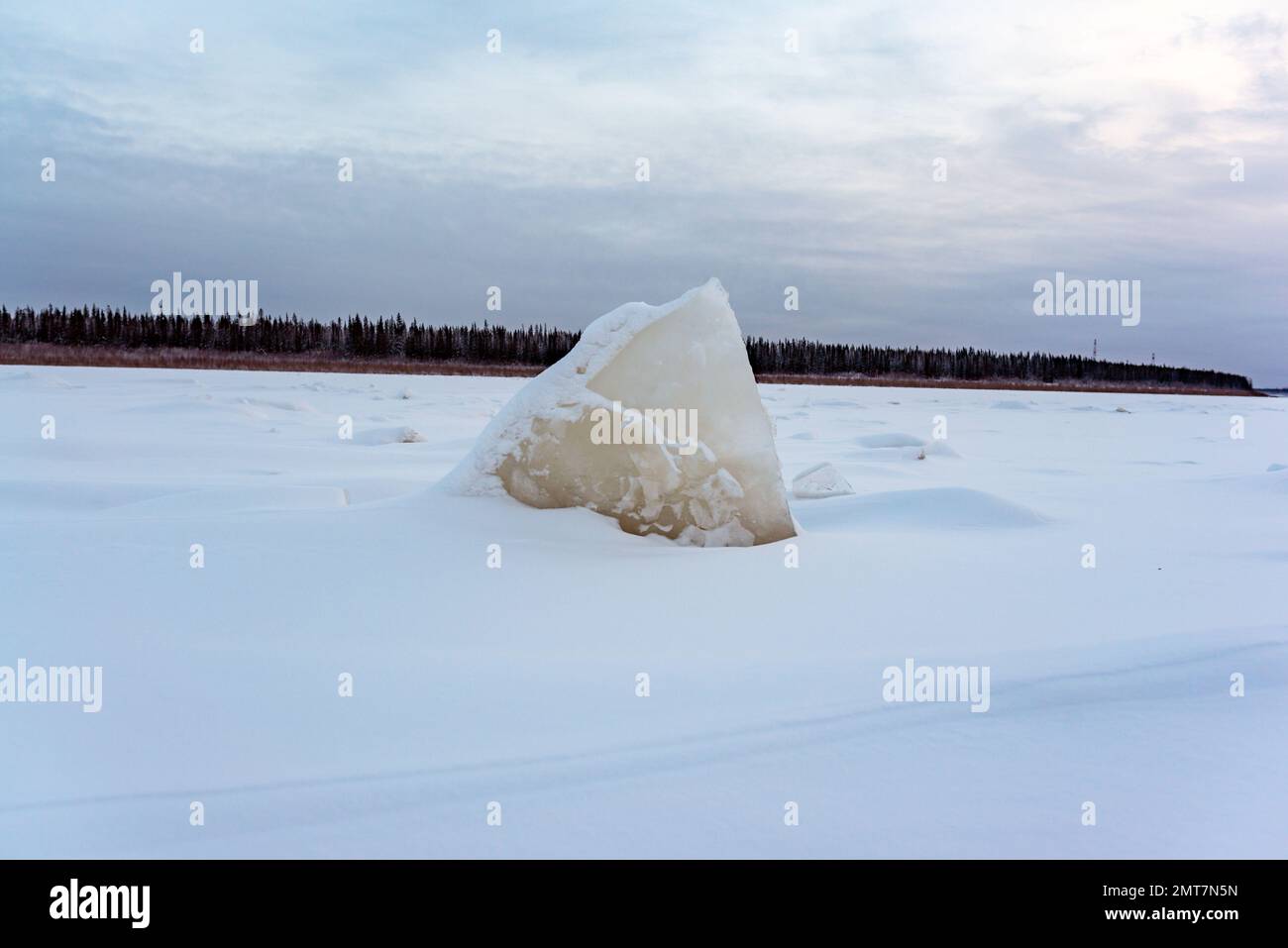 Ein dreieckiges Eisstück, das Felsen ähnelt, ragt aus dem weißen Schnee ...