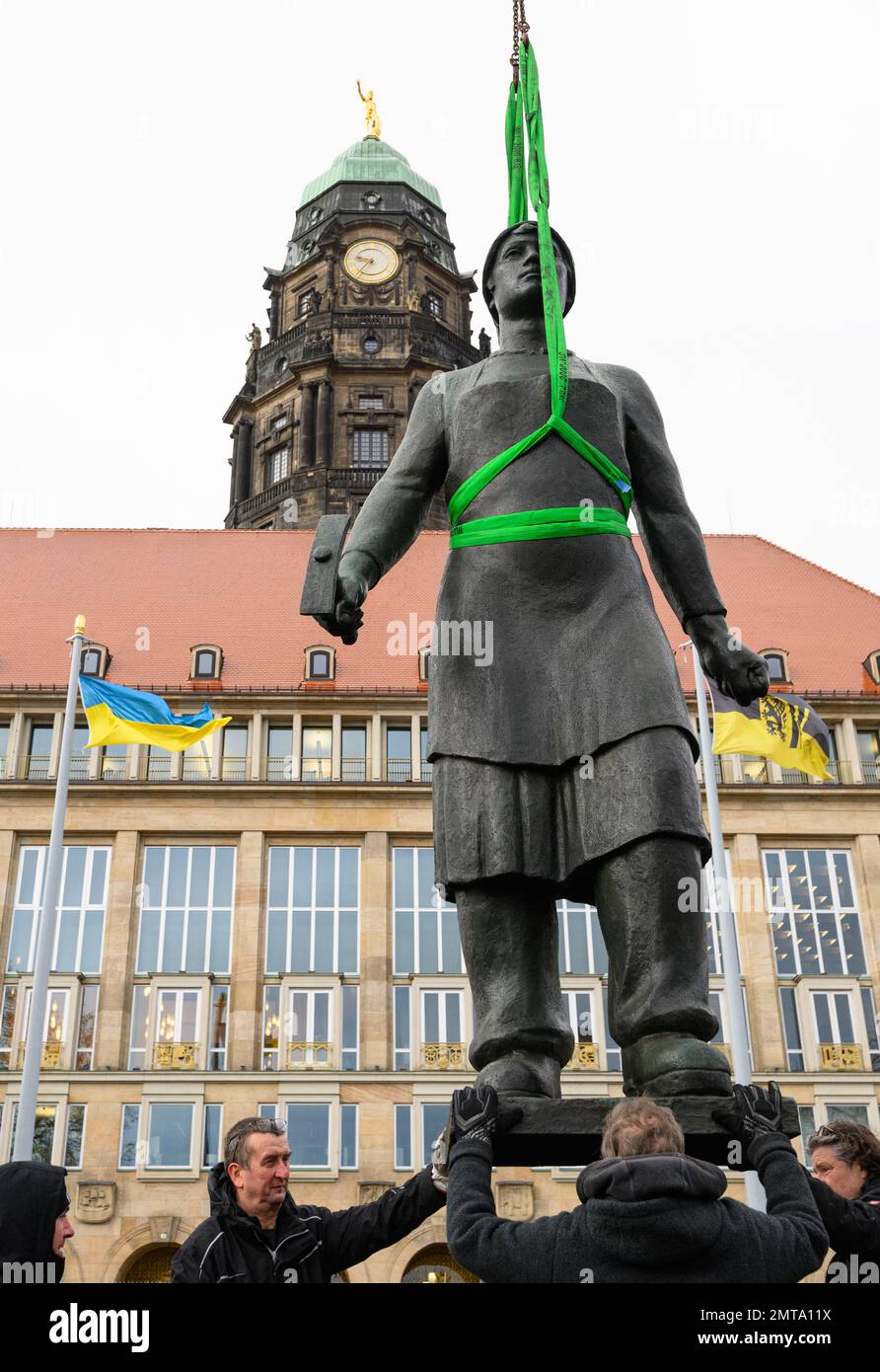 01. Februar 2023, Sachsen, Dresden: Die Bronzefigur „Trümmerfrau“ wird ...