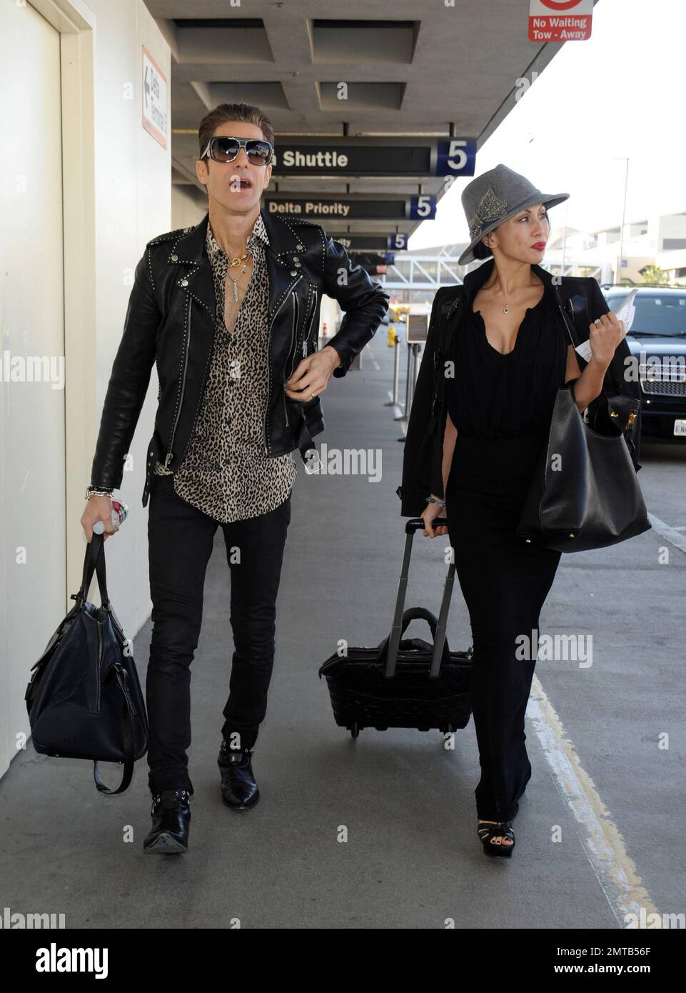 Perry farrell and wife etty lau farrell -Fotos und -Bildmaterial in ...