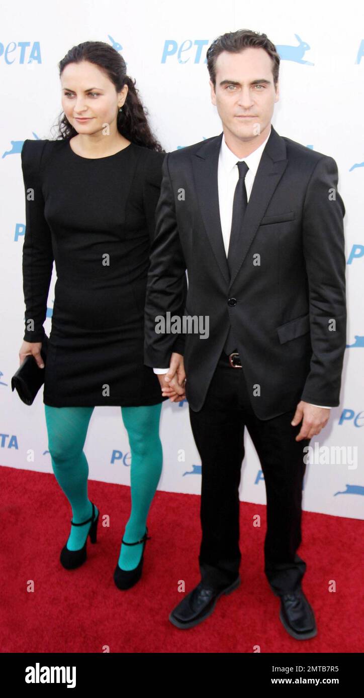 Schauspieler Joaquin Phoenix und Schwester, Schauspielerin Rain Phoenix, gehen auf dem roten ...