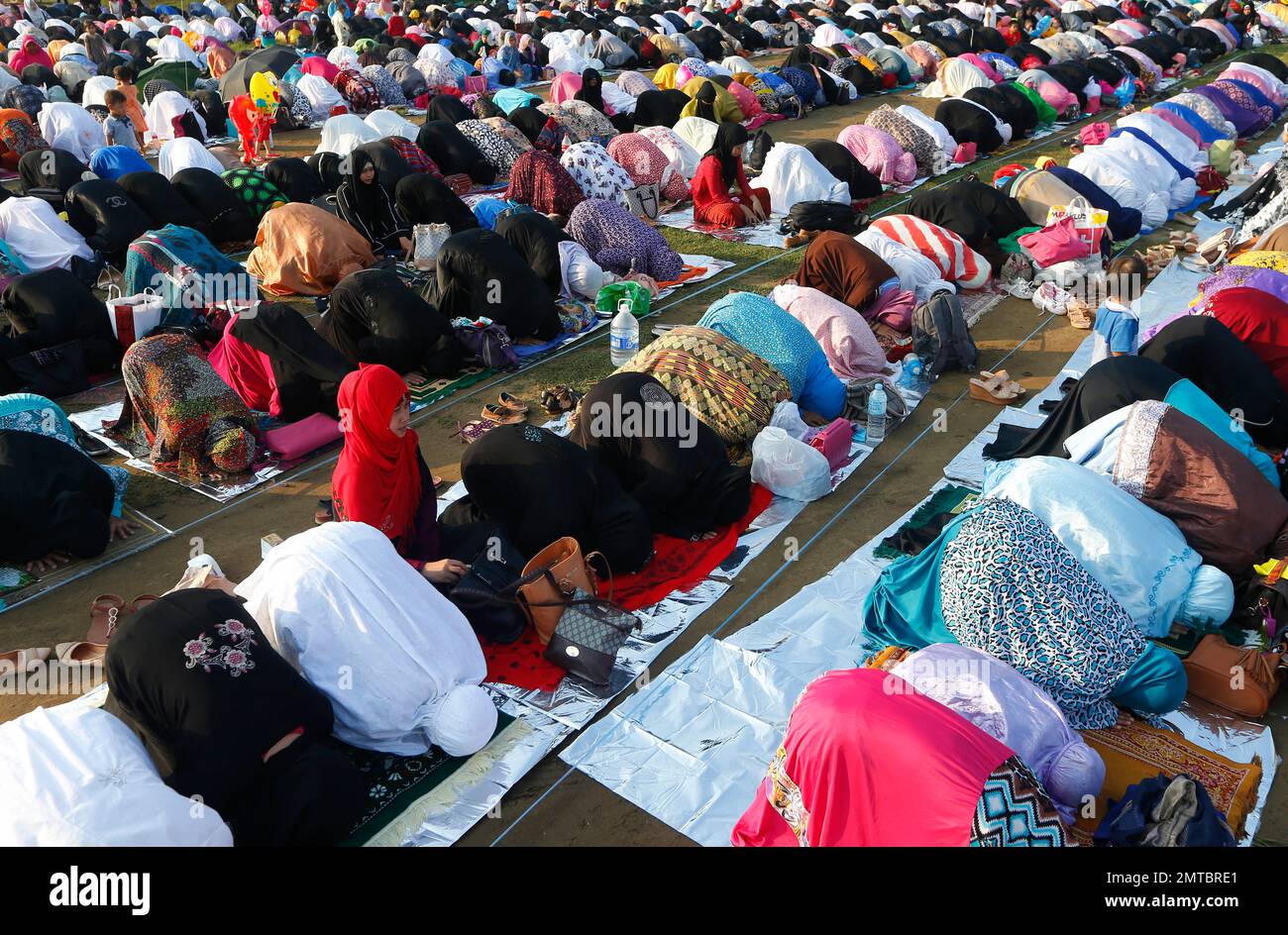 Filipino Muslims pray at Manila's Rizal Park to celebrate the end of ...