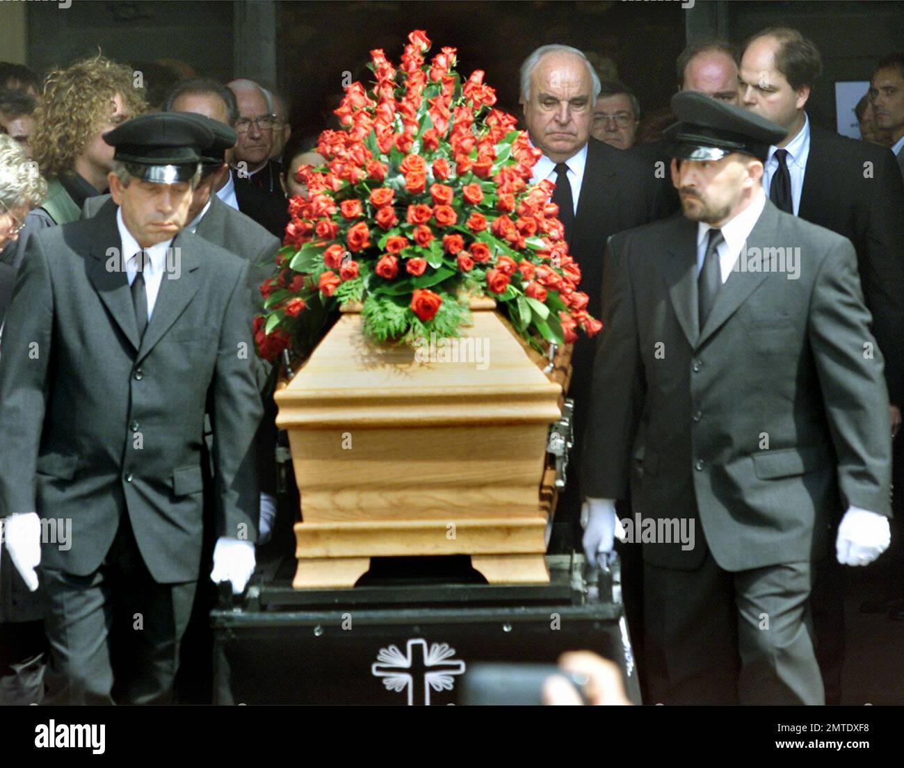 FILE - In this July 11, 2001 file photo former German chancellor Helmut ...