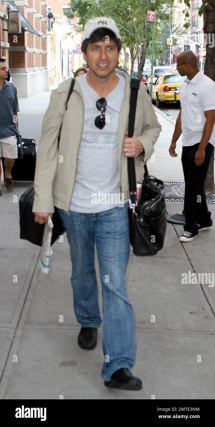 Ray Romano ist ein wahrer Yankees-Fan und zeigt es auf seinem Hut, als ...