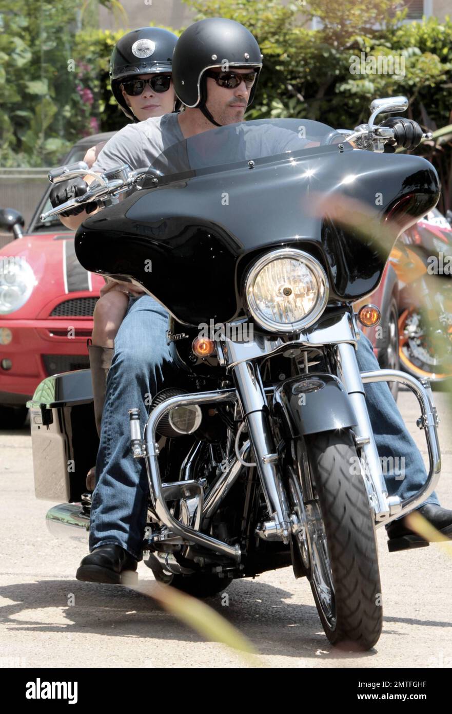 EXKLUSIV!! Die Sängerin LeAnn Rimes trägt ein Paar Jeans und Stiefel ...