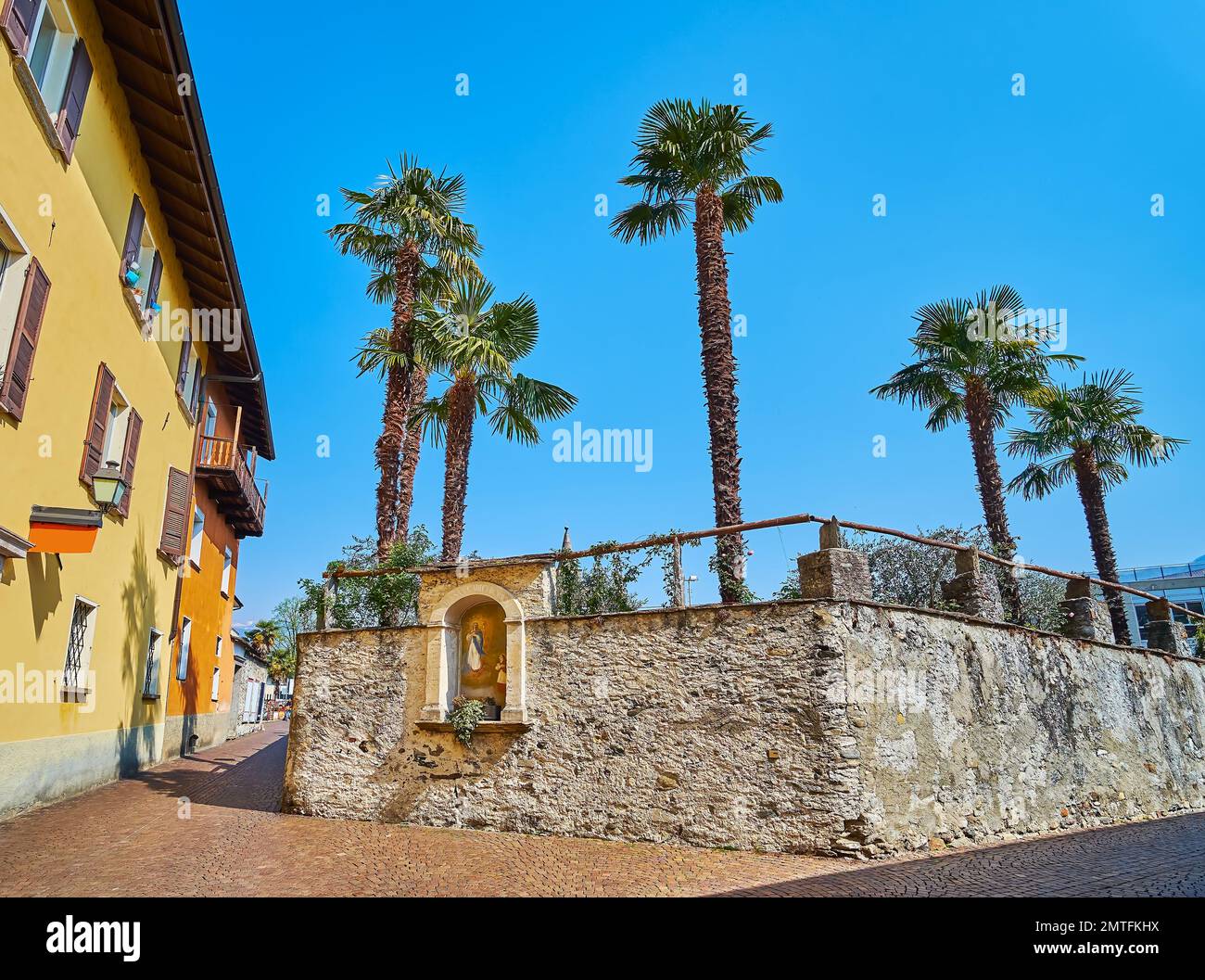 Die mittelalterliche Steinmauer an der Via delle Cappelle mit hohen ...