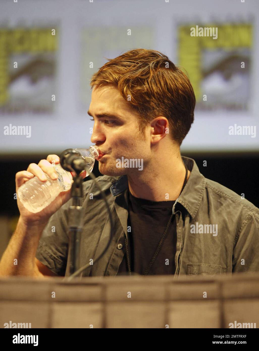 Robert Pattinson trägt einen merkwürdigen, flippigen Haarschnitt mit ...