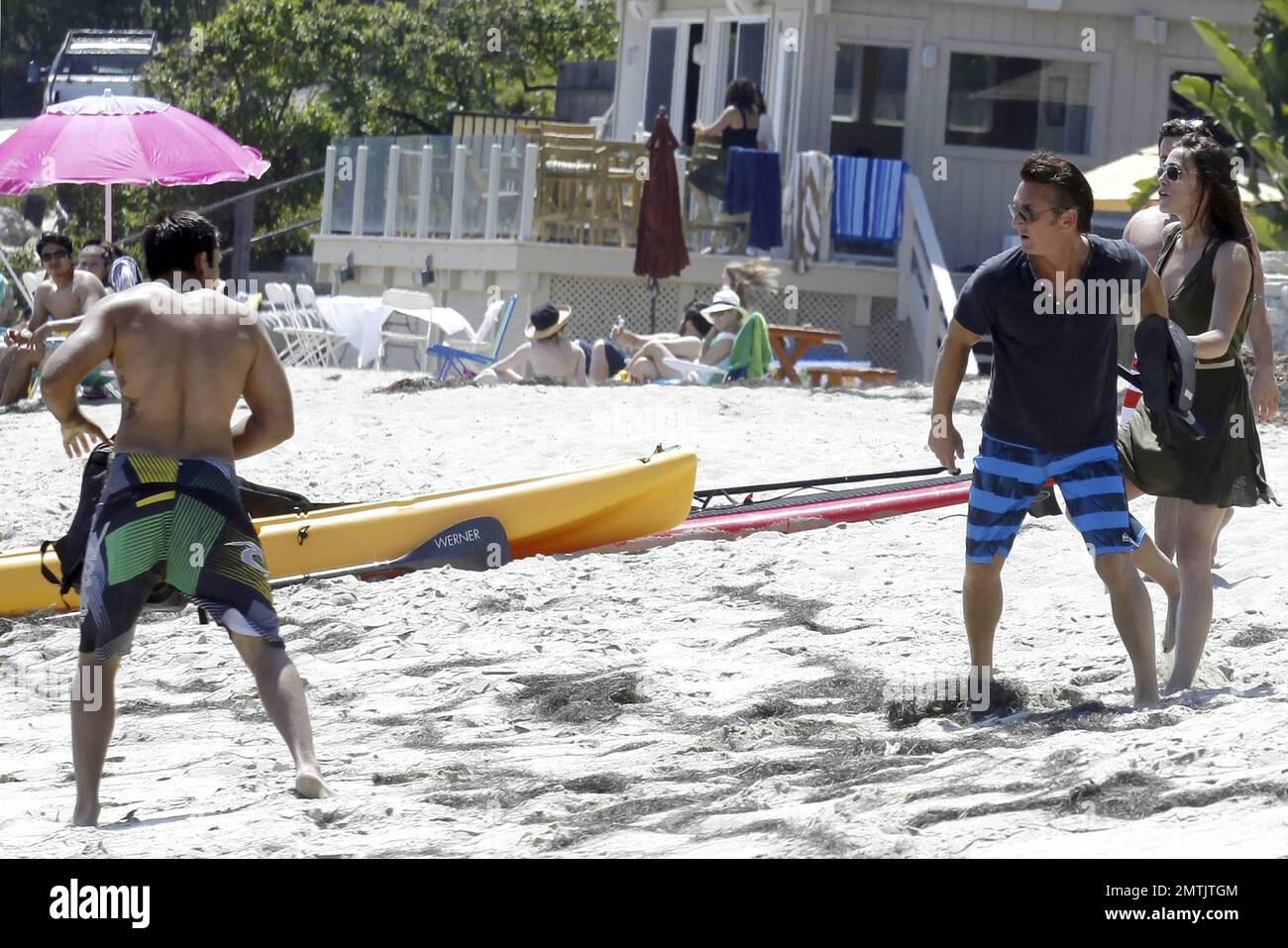 EXKLUSIV!! Schauspieler Sean Penn jagt einen Paparazzo vom Strand ...
