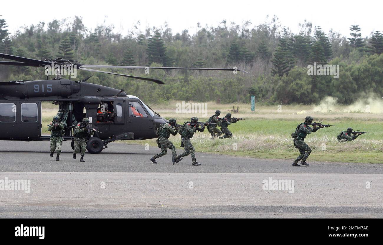 Soldiers from Taiwan's special forces exit from a UH-60 Black Hawk ...