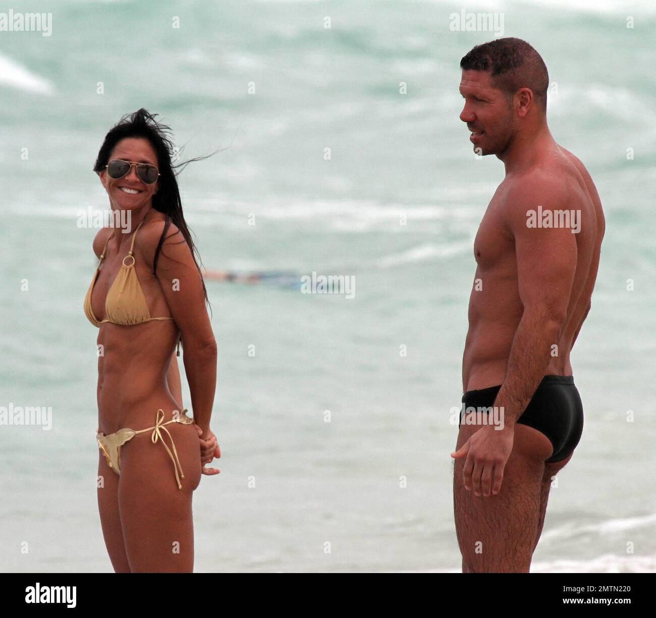 Diego Simeone und seine Frau Carolina Baldini zeigen ihre Körper am Strand. Miami, Florida 7/17 ...