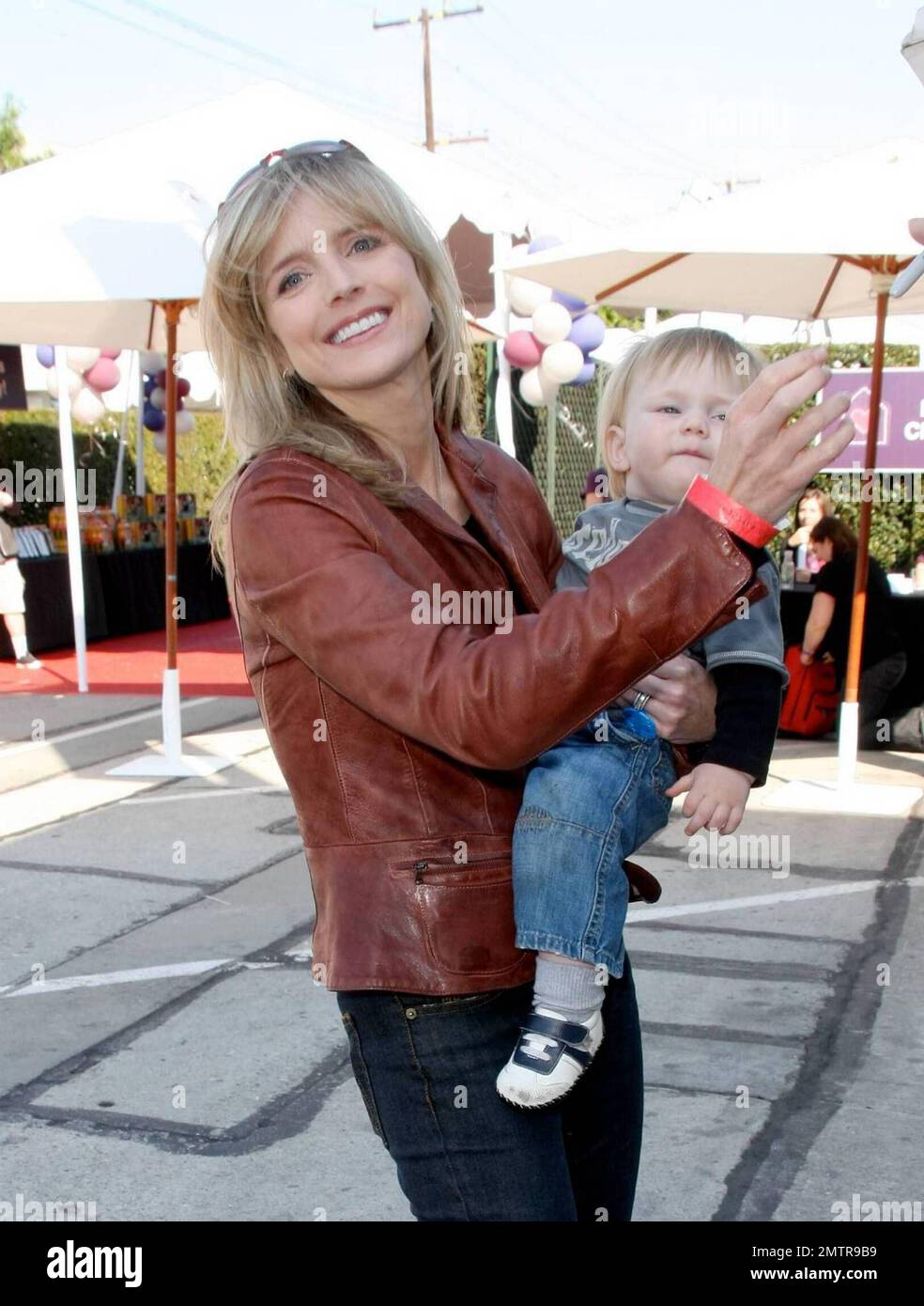 „Laut Jim“ und „Melrose Place“ trägt Courtney Thorne Smith ihren Sohn ...