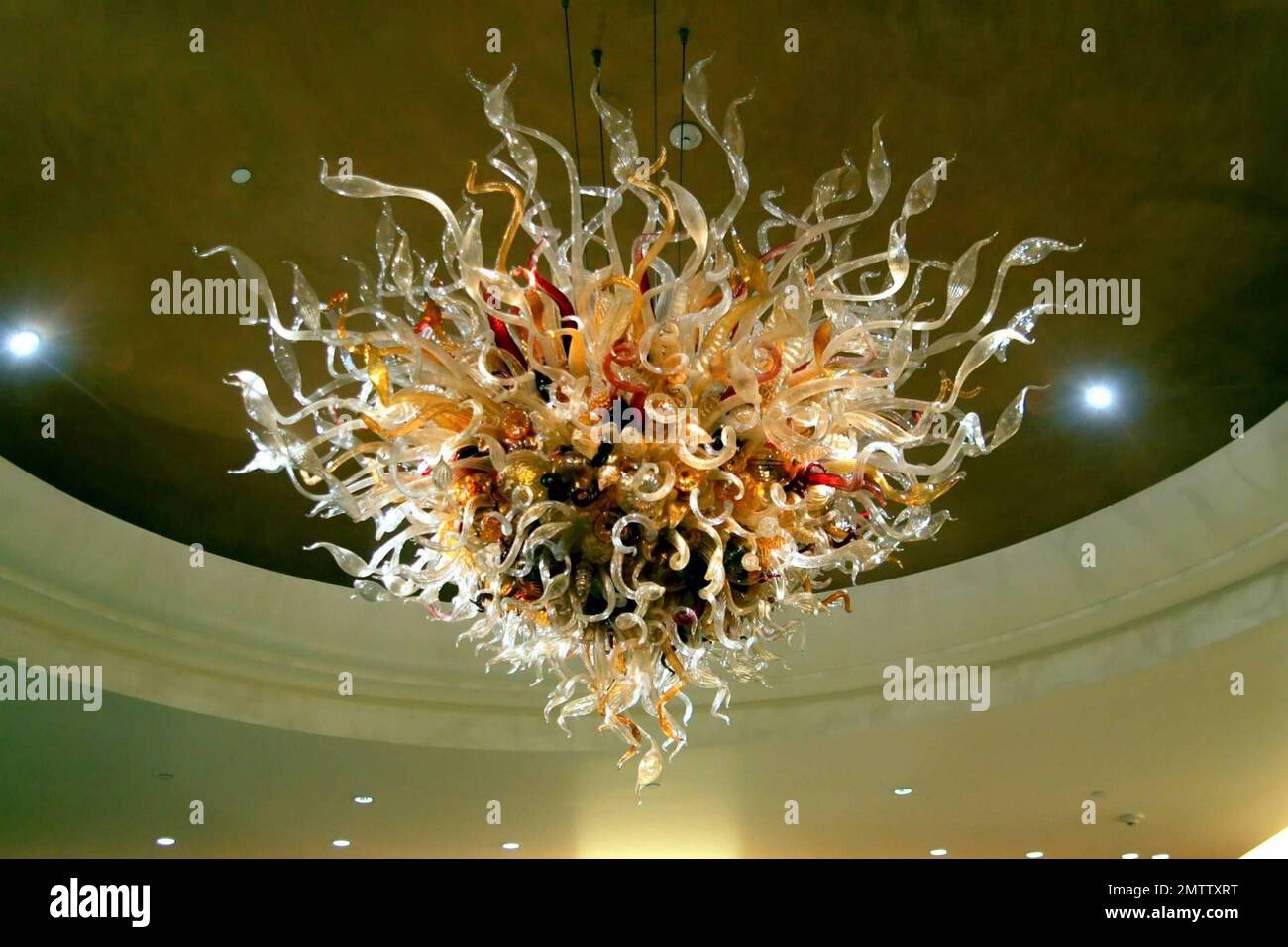 Das Carlyle Hochhaus feiert seine große Eröffnung und unterhält ...